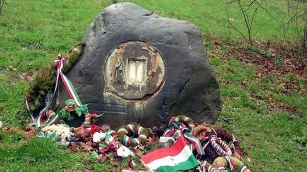 Megrongálták Wass Albert síremlékét