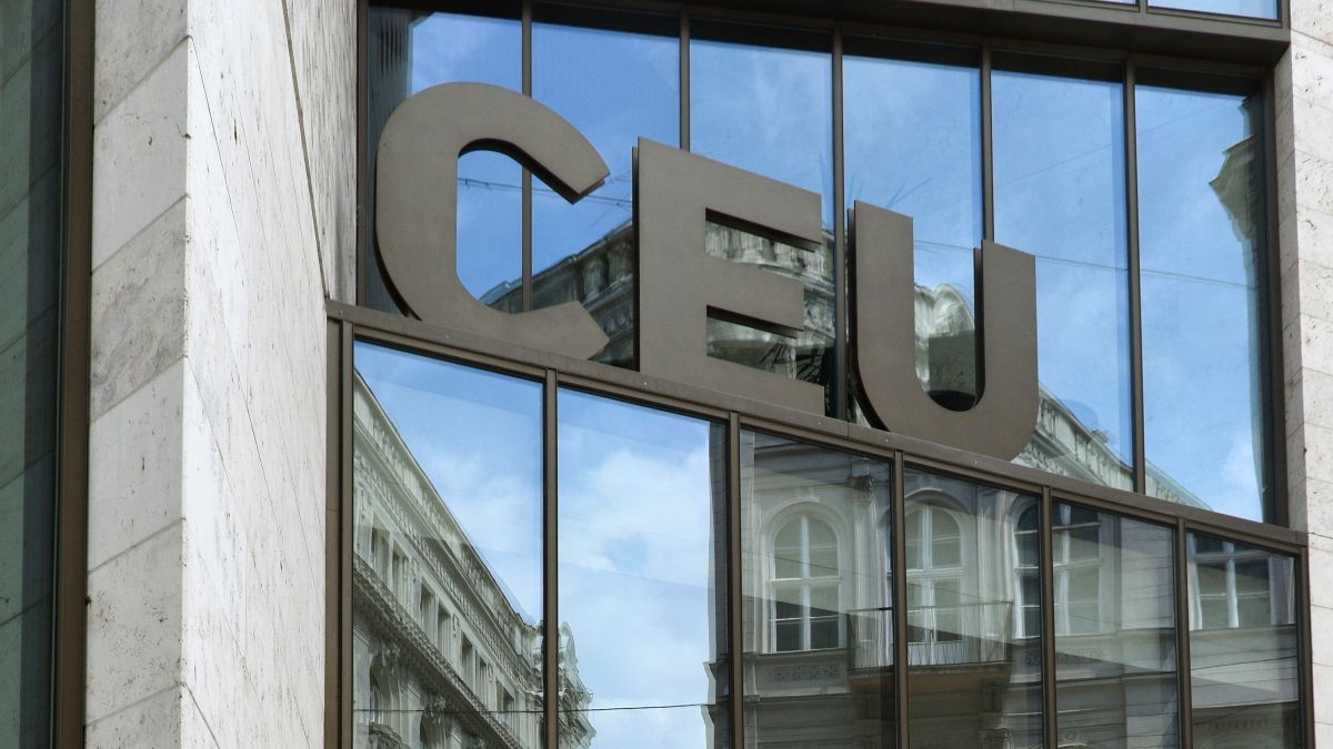 Klubrádió-főszerkesztő és telexes újságíró segítségével akarja ...