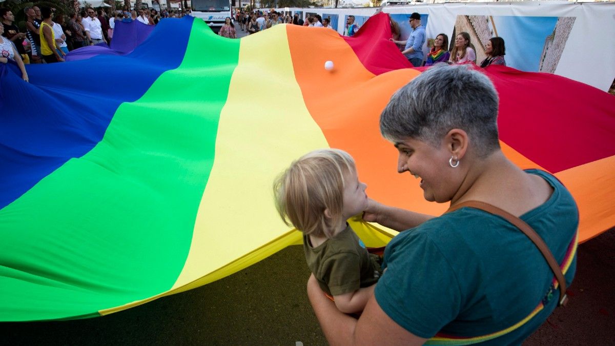 Szülők versus LMBTQ: a magyaréhoz hasonló gyermekvédelmi törvény készül ...