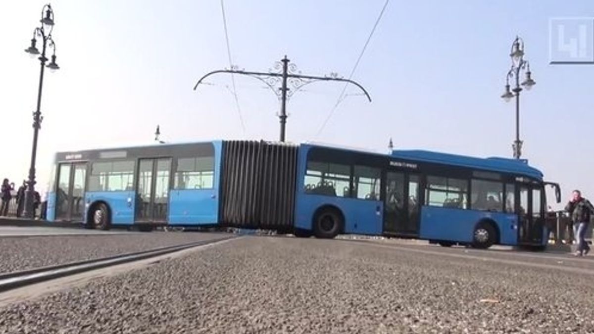 Busz torlaszolta el a Margit hidat - Mandiner