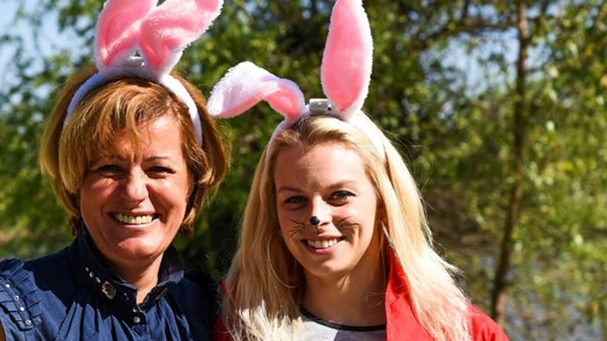 Húsvéti nyuszinak öltözött Bangóné - Mandiner