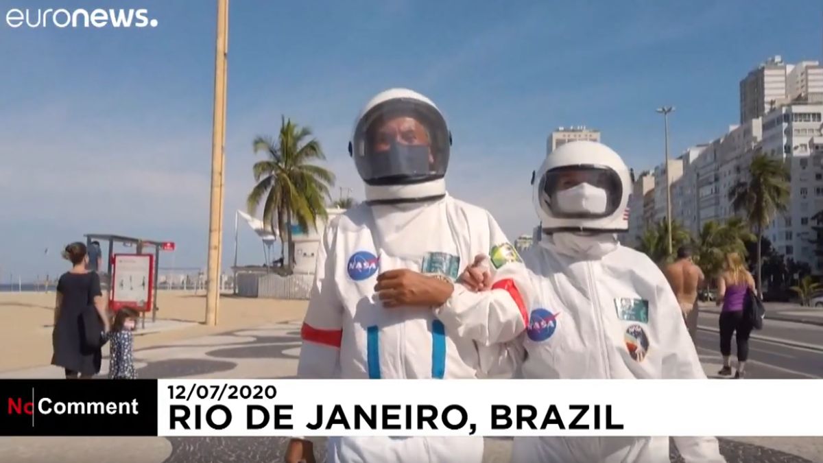 Szkafandert hord a vírusfertőzés ellen egy házaspár Brazíliában