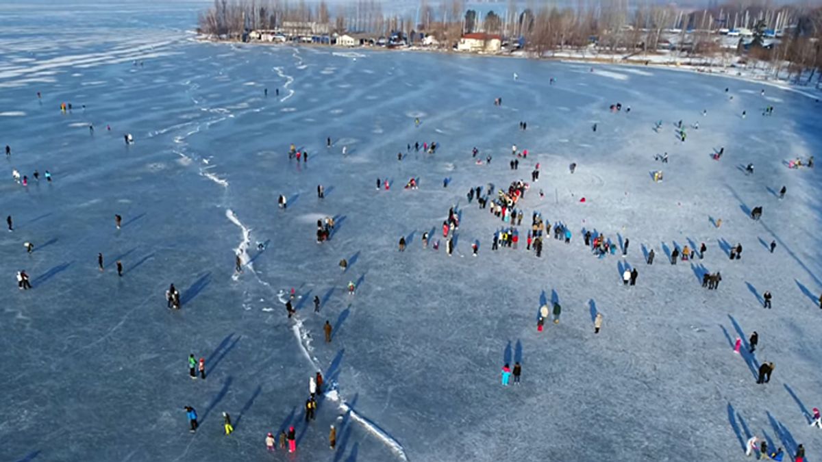 Így néz ki a Balaton télen a magasból - Mandiner
