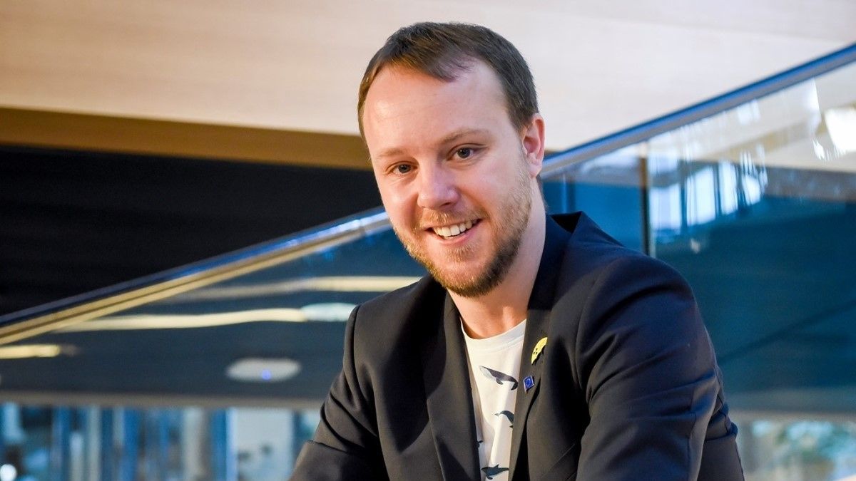 Daniel Freund nem áll le: most épp egy mémmel próbálja megjósolni ...