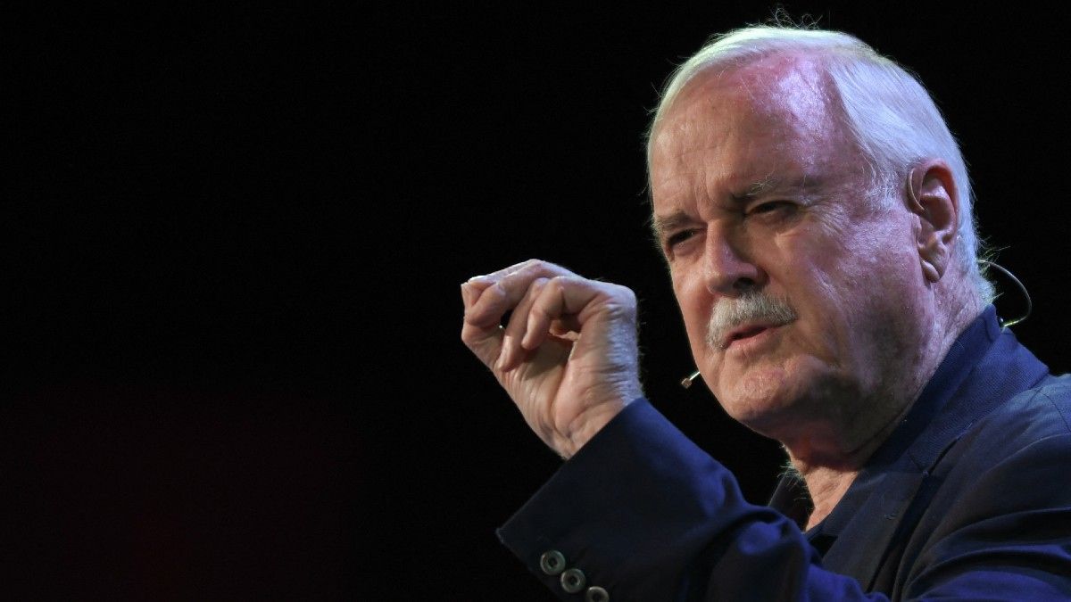 Elege lett a woke szabályokból John Cleese-nek