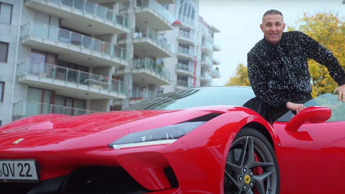 OV22 rendszámú Ferrari előtt rappel Győzike a Romantic új klipjében