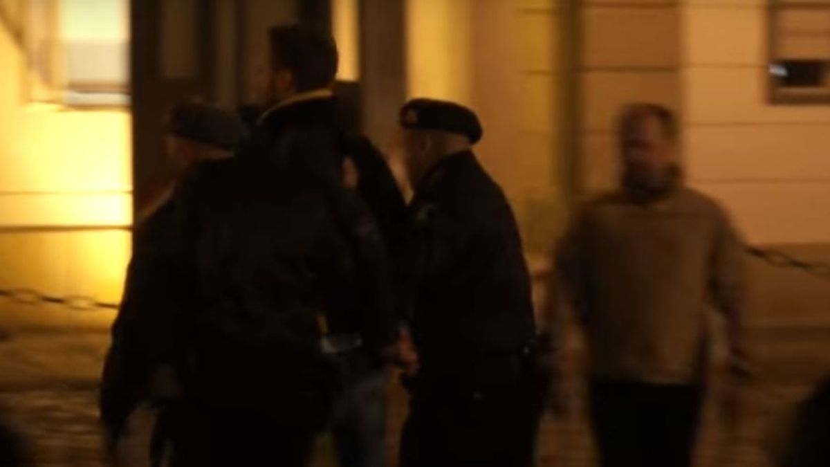 Így vitték el Gulyás Mártont - Mandiner