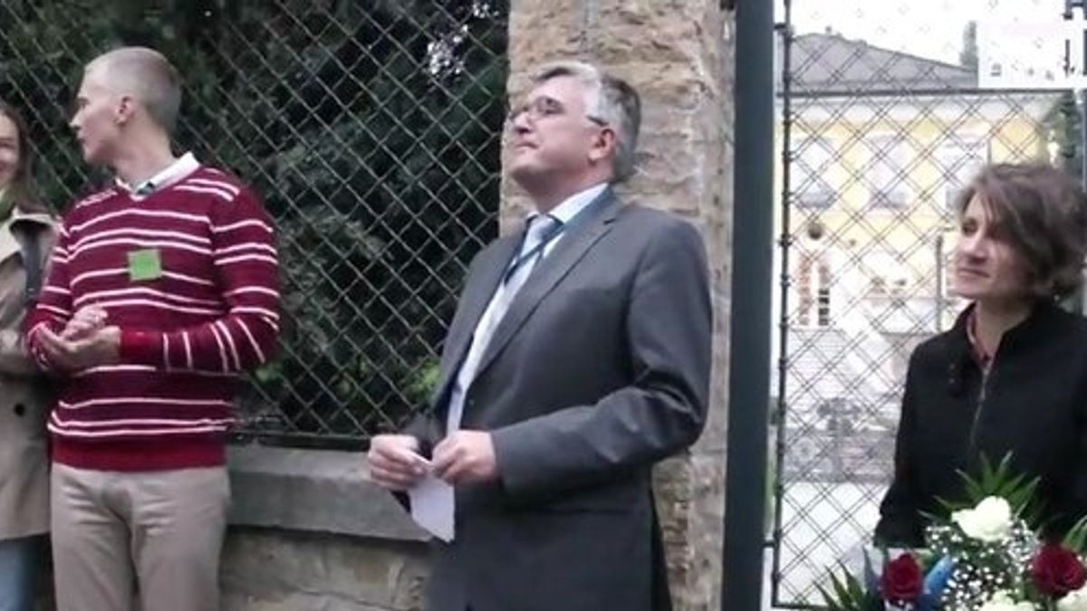 Énekelve búcsúztak az észt nagykövetségtől