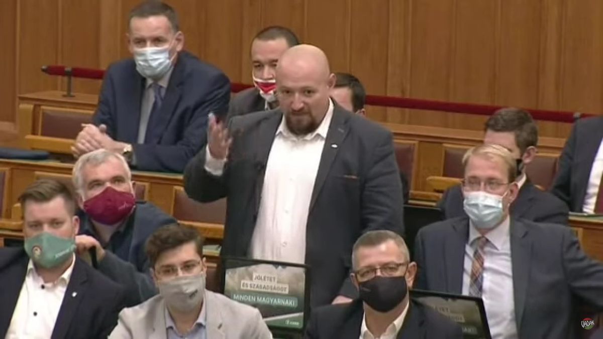Amikor parazitából parizer lett – a jobbikos képviselő elszólása - Mandiner