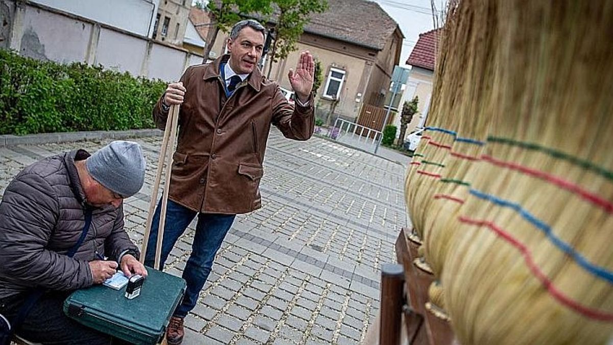 Lázár János seprűt vett a makói piacon