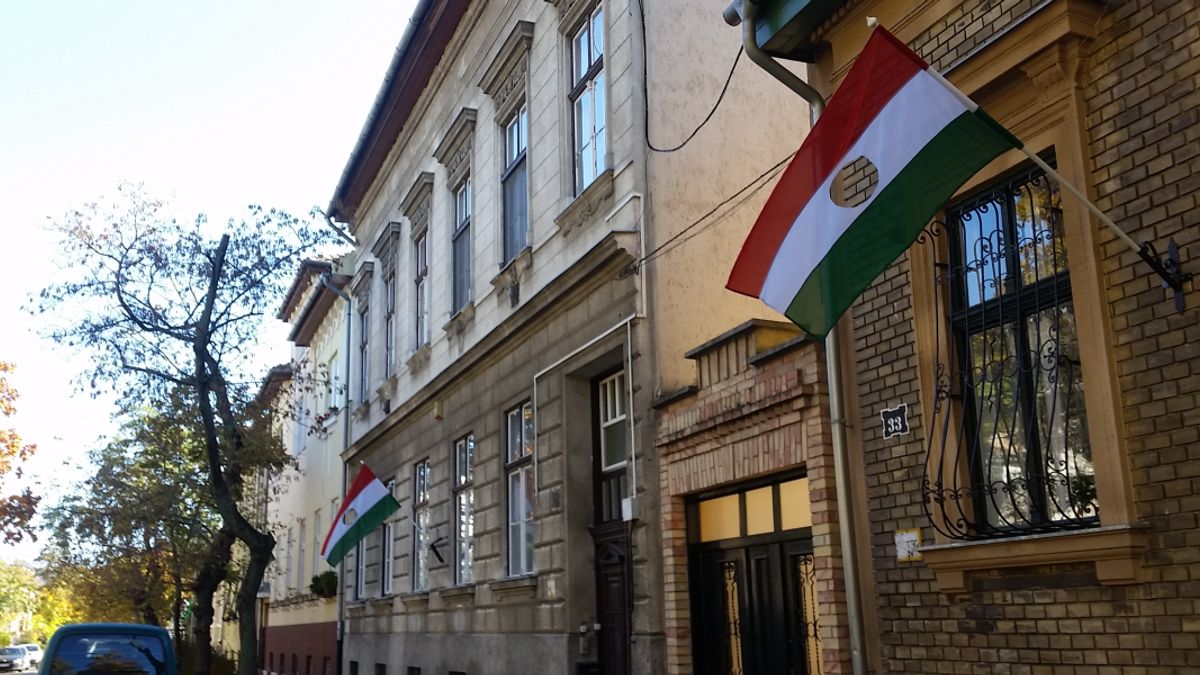 1956 lyukas zászlóval emlékezik Józsefváros a forradalomra