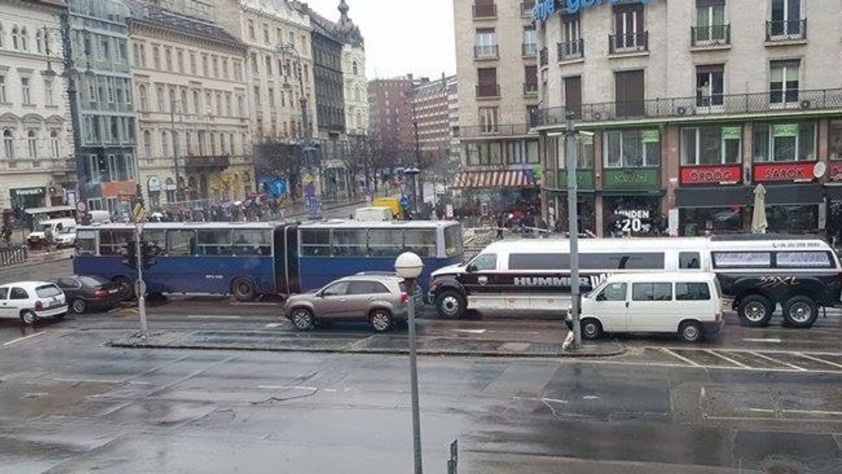 Időközben az Astorián: Hummer vs hetes busz