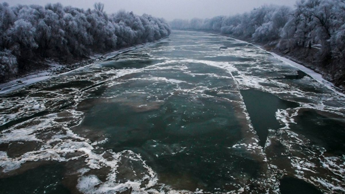 Befagyott a Tisza Szolnoknál - Mandiner