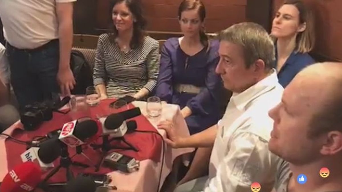 Nézze élőben a politikai ellenfeleivel kávézó Bayert!