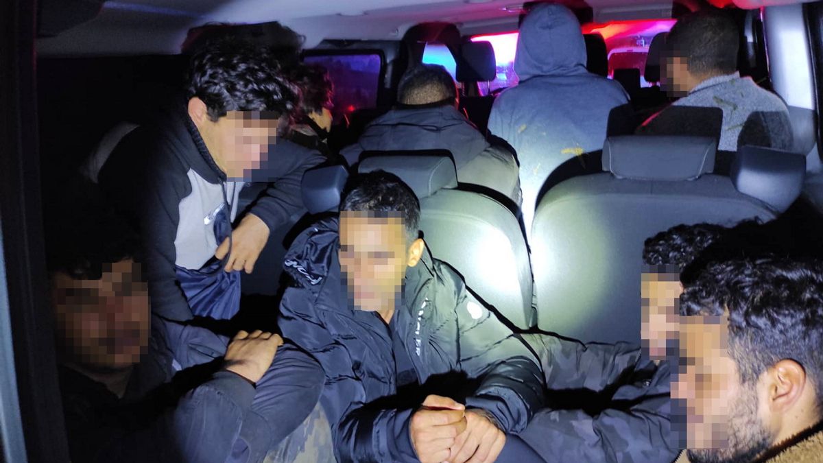 Napi abszurd: rendőrautónak ütközött egy migránsokkal teli kisbusz Szombathelynél