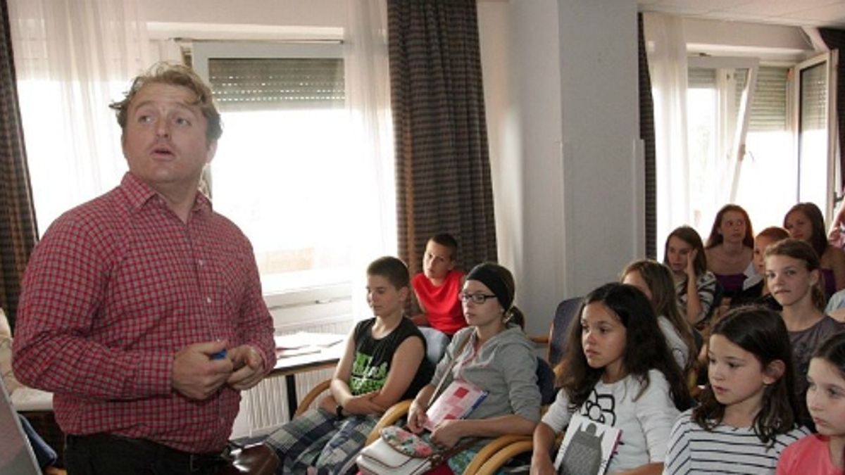 Lackfi János EU-párti irodalmi estet tart - Mandiner