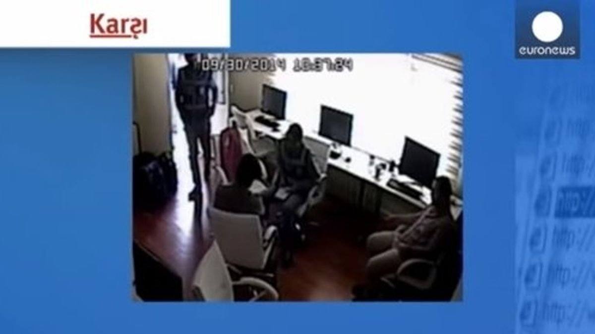 Rendőrök razziáztak egy török hírportálnál - Mandiner