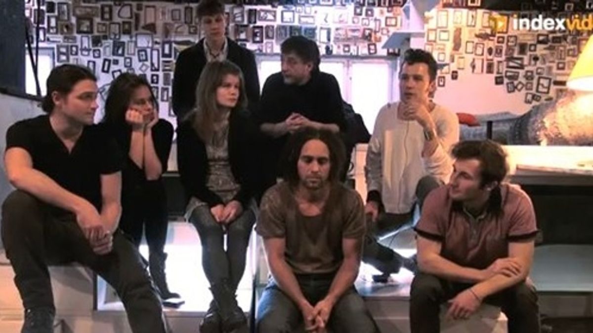 Így énekel Cseh Tamás fia