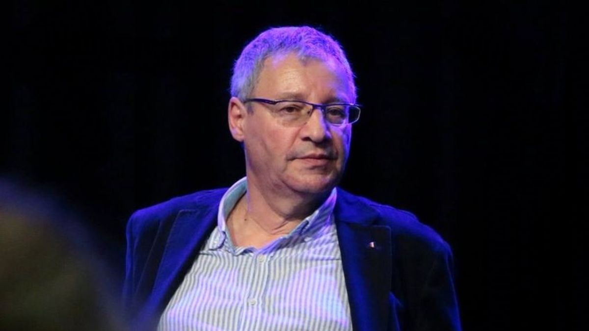 A fák és kövek mögött megbúvó zsidó