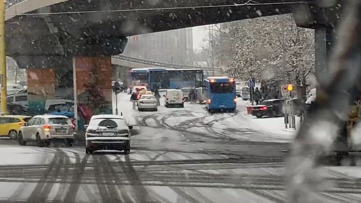 Keresztbe állt a 8-as busz – az első hópihe után elesett a főváros (VIDEÓ)