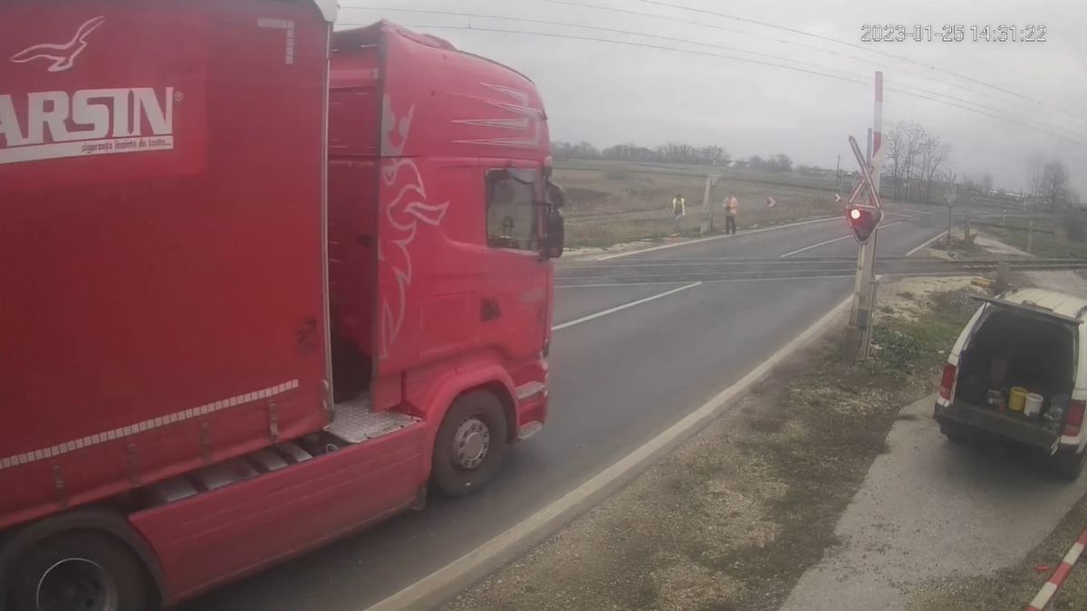 Még el sem készültek a fénysorompó javításával egy figyelmetlen kamionos máris tönkretette (VIDEÓ)