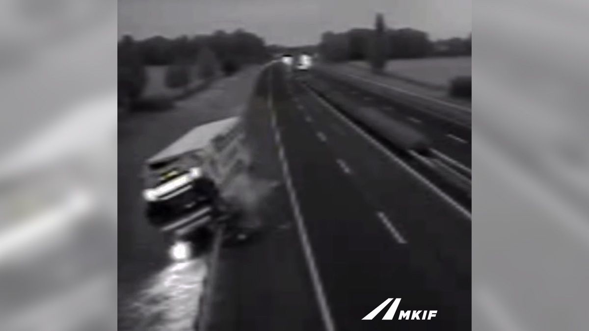 Ijesztő felvételen, ahogy a kamion ledarálja a szalagkorlátot (VIDEÓ)