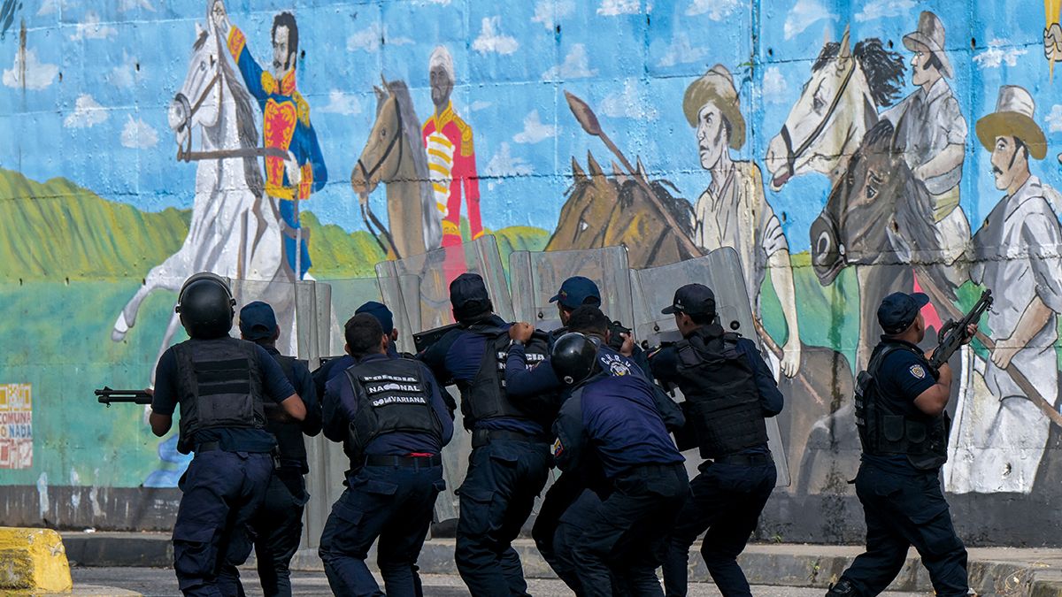 „Fasiszta erők”, „kolumbiai drogkereskedők”, „amerikai imperializmus ...